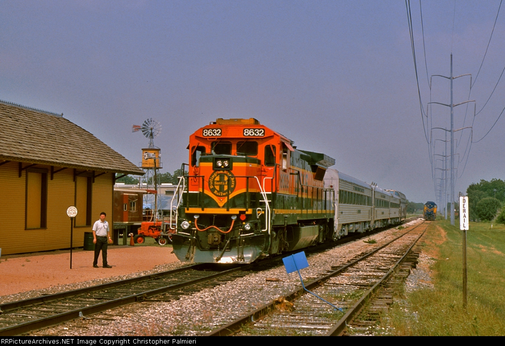 BNSF 8632 pass extra on fwwr